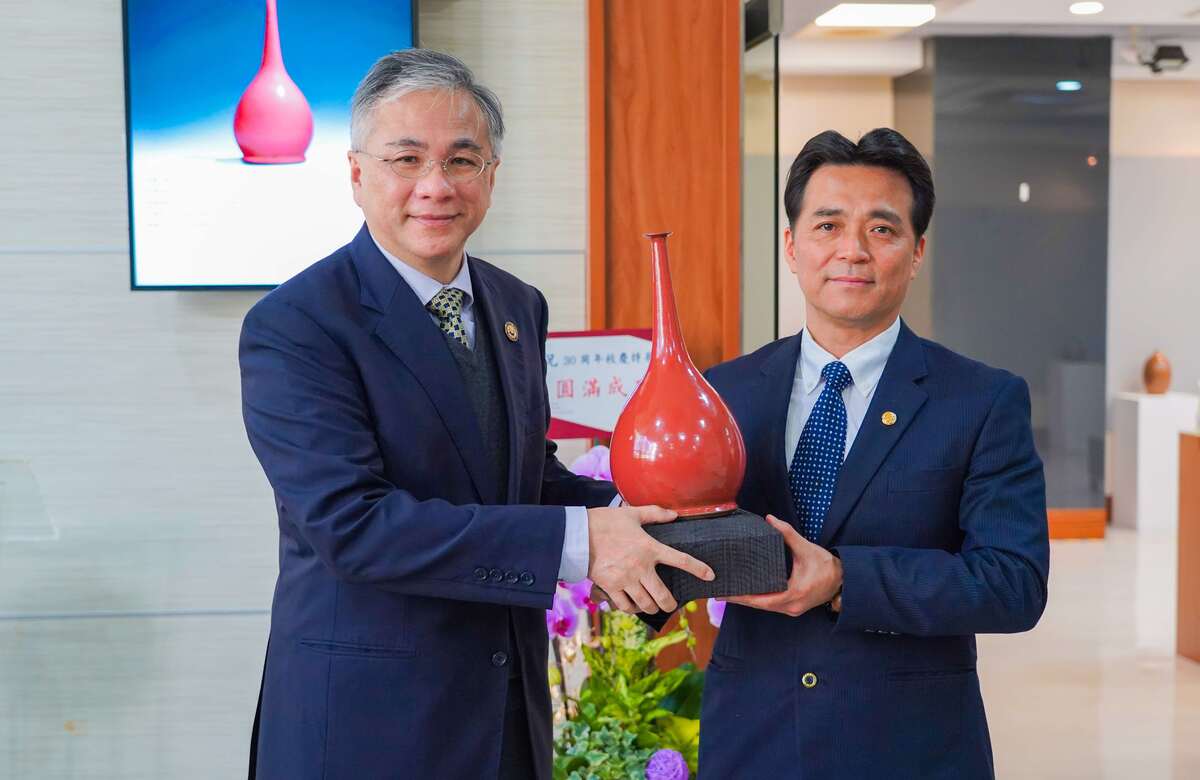 Ceramic artist Li Jen-yao pays tribute to CYUT’s 30th anniversary