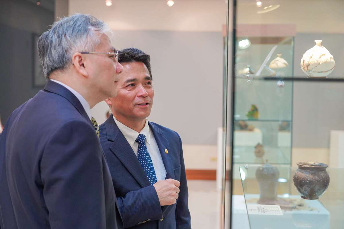 Ceramic artist Li Jen-yao pays tribute to CYUT’s 30th anniversary
